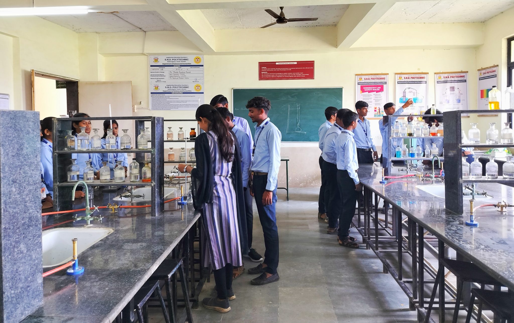 Chemistry Lab – SND Polytechnic, Babhulgaon (Yeola)